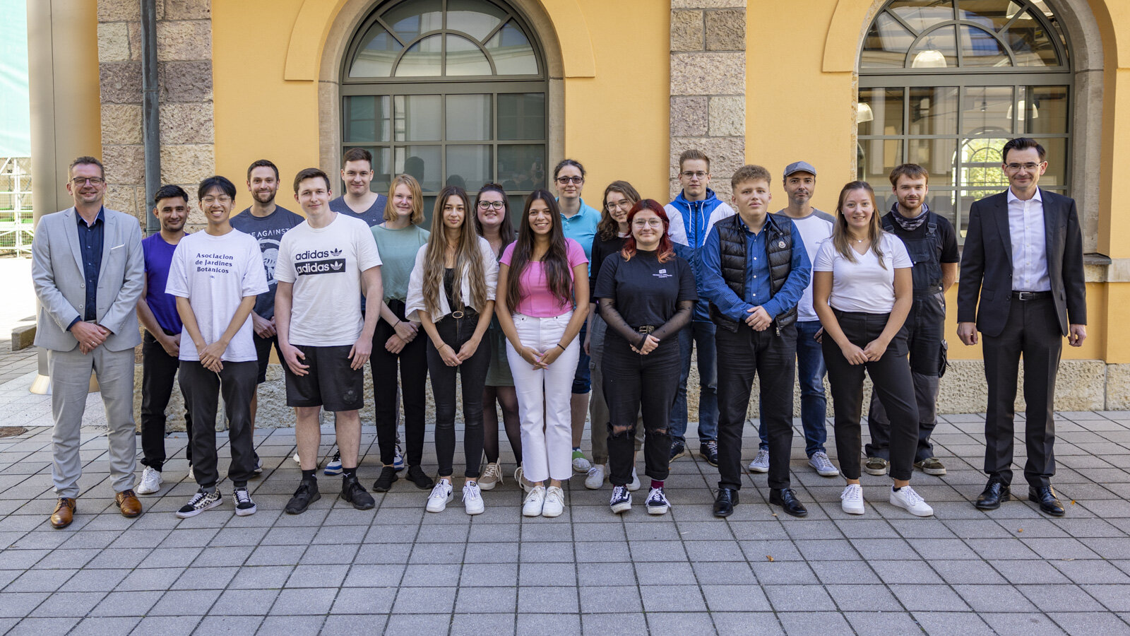 13 junge Menschen beginnen ihre Berufsausbildung an der TU Chemnitz, 15 schlossen sie ...