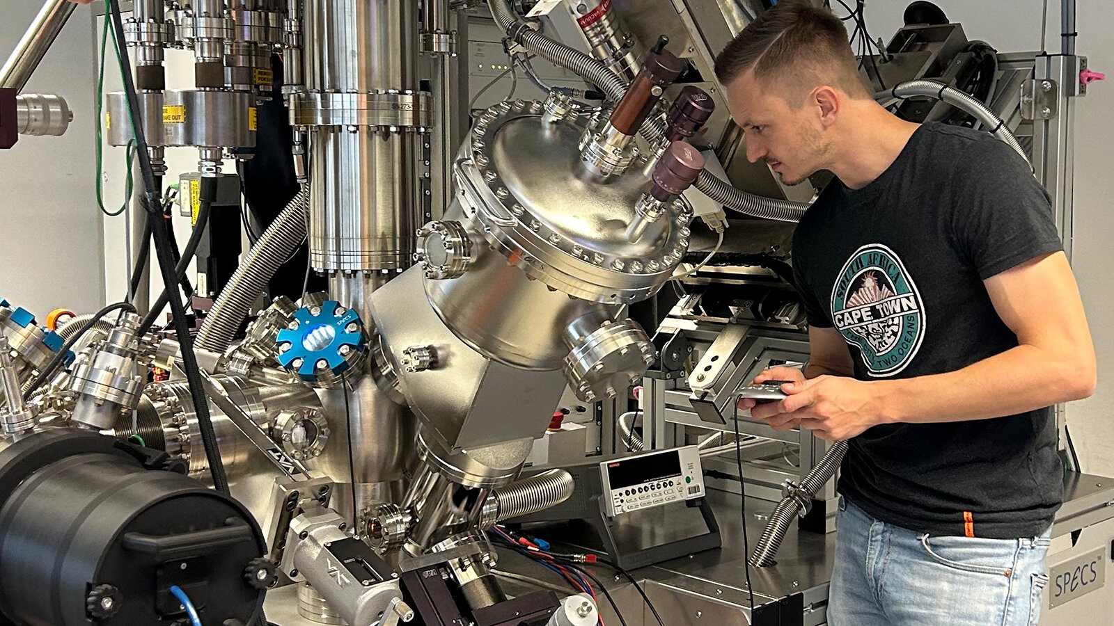 Von Orangen und Donuts: Physiker der TU Chemnitz erforschen reversibles Schalten des Quanten ...